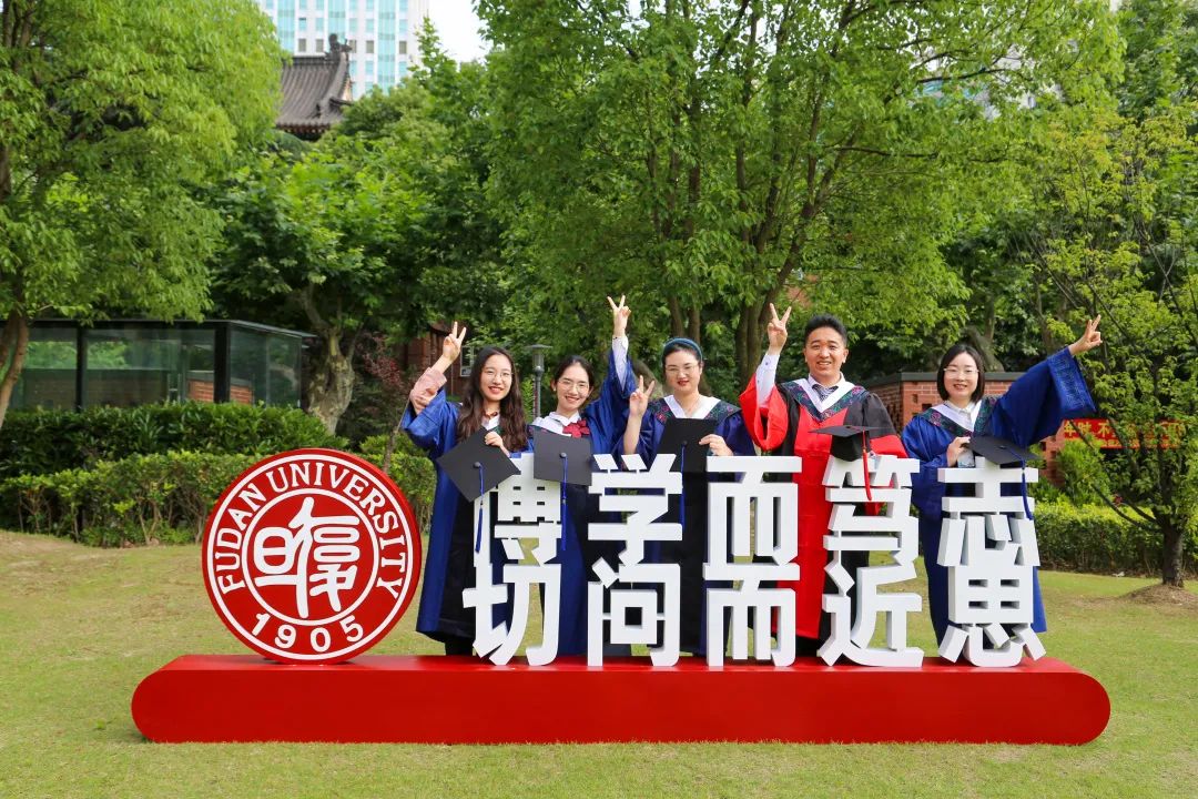 毕业啦！42支班集体相聚，与书记校长同框拍毕业照