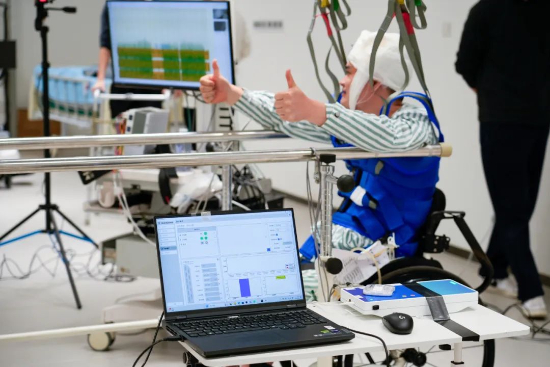 复旦AI4S重磅突破！脑脊接口让瘫痪者重新行走