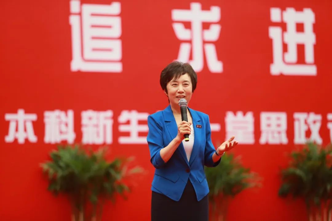 每个复旦人都能成为负重前行的那个人！ 焦扬讲授“开学第一课”